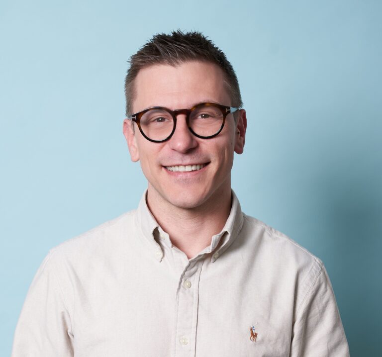 Sven Hellmann ist Chief People & Culture Officer bei Momox